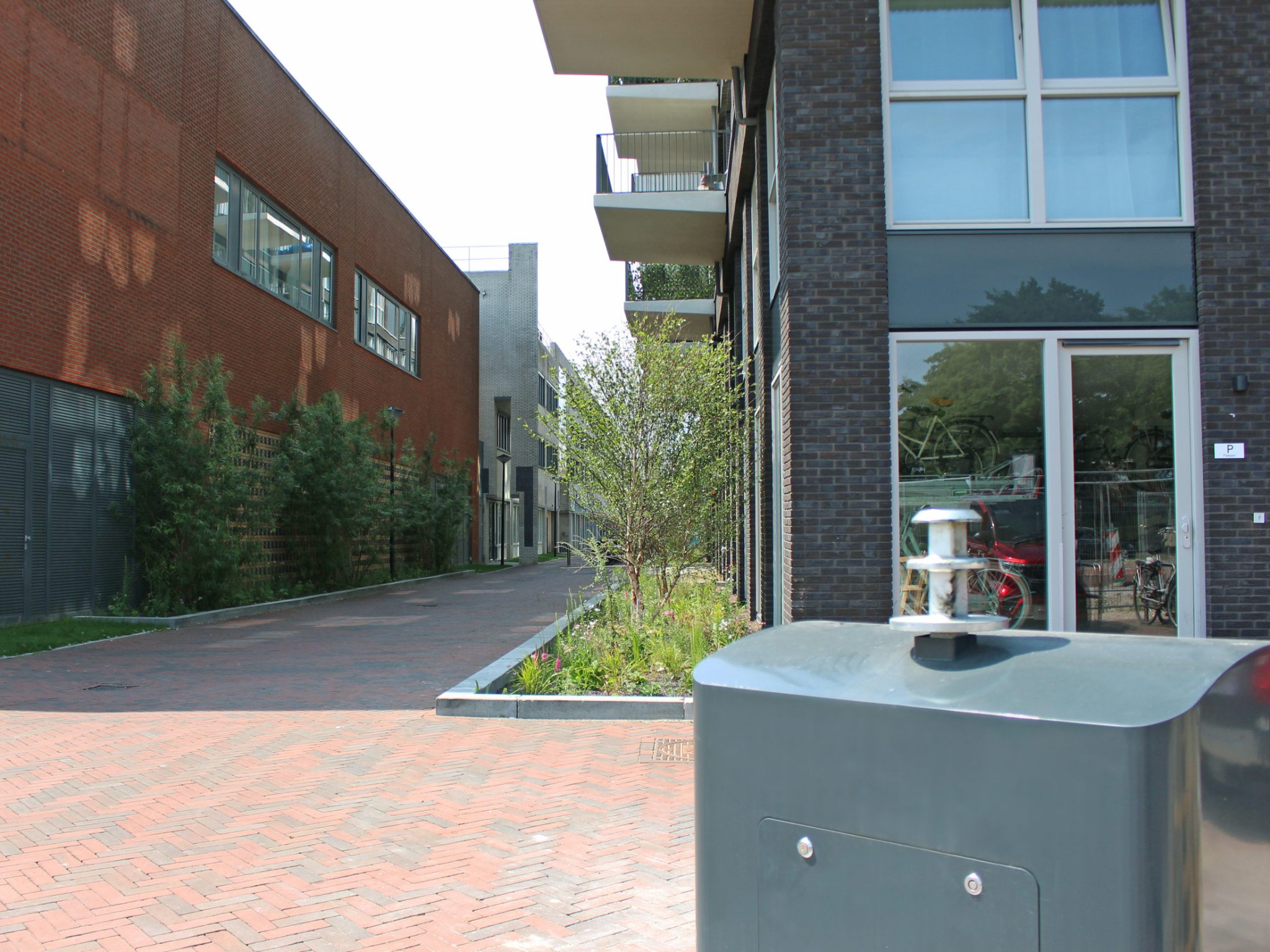 Hoogbouw locatie voorzien van afvalinzameling met perscontainers